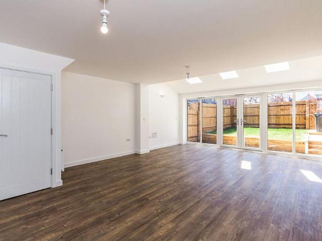 3 bedroom end of terrace house to rent