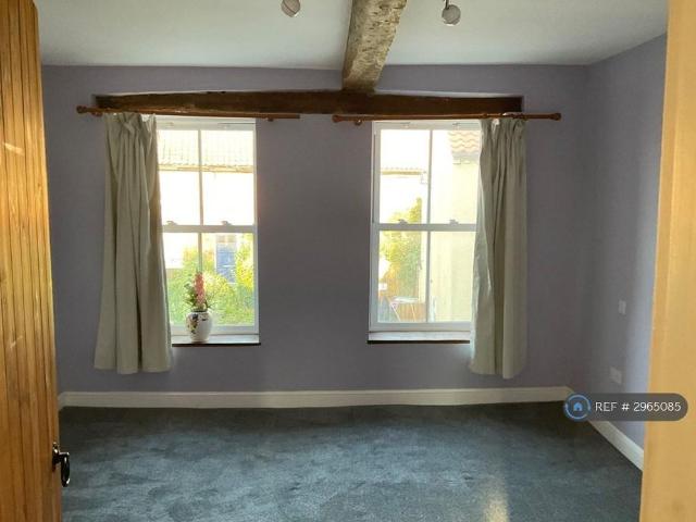3 bedroom end of terrace house to rent