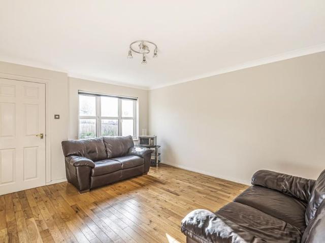 3 bedroom end of terrace house to rent