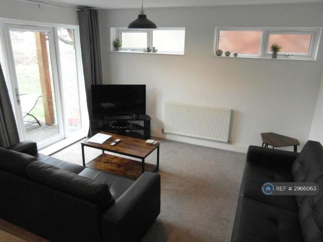 3 bedroom end of terrace house to rent