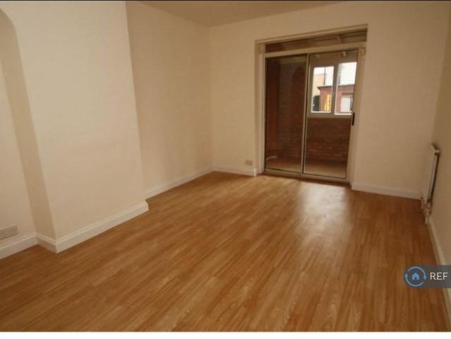 3 bedroom end of terrace house to rent