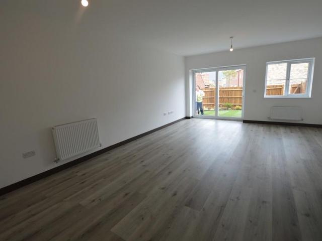 3 bedroom end of terrace house to rent