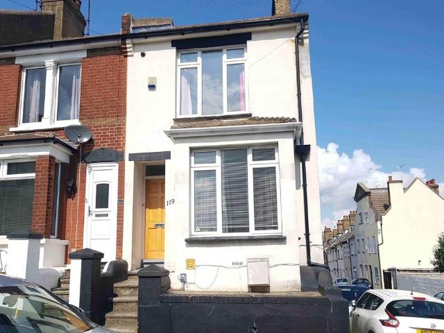 3 bedroom end of terrace house to rent