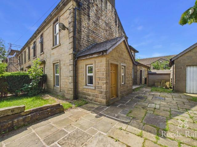 3 bedroom end of terrace house to rent