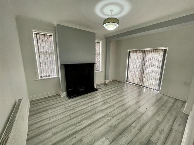 3 bedroom end of terrace house to rent