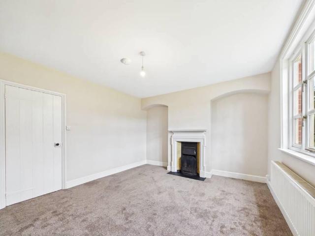3 bedroom end of terrace house to rent