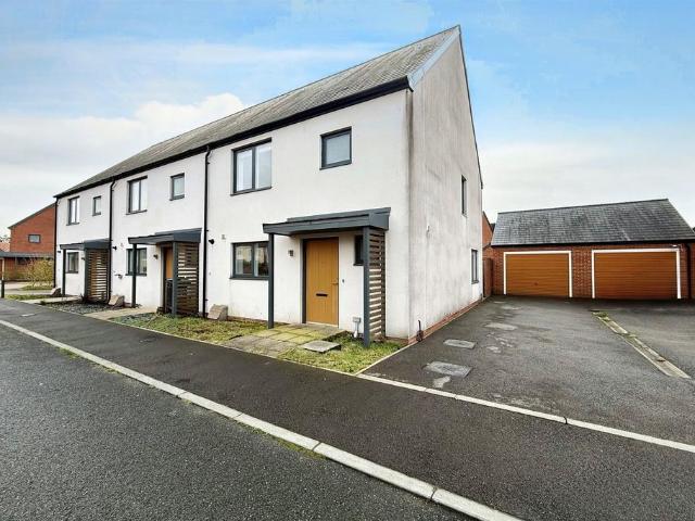 3 bedroom end of terrace house to rent