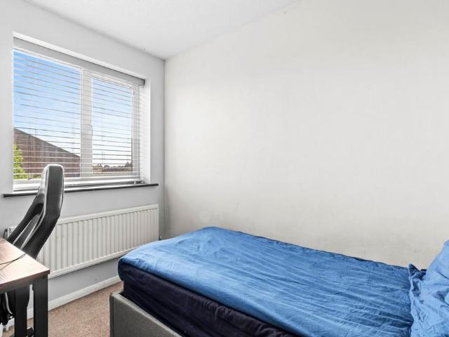 3 bedroom end of terrace house to rent
