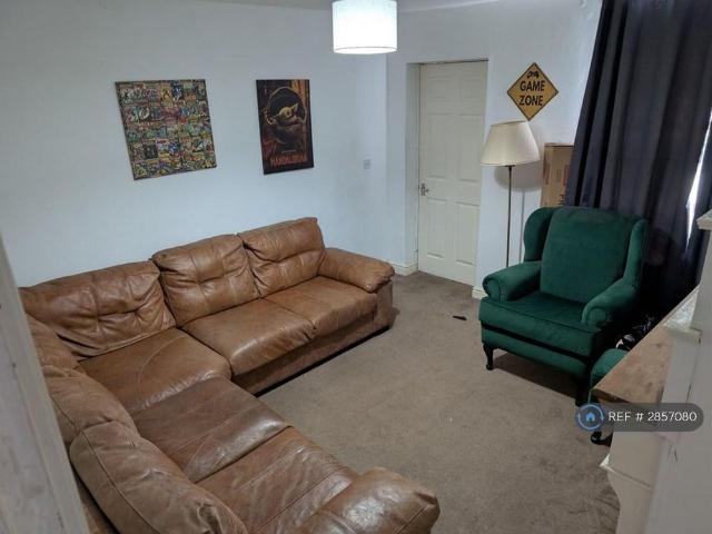 3 bedroom end of terrace house to rent
