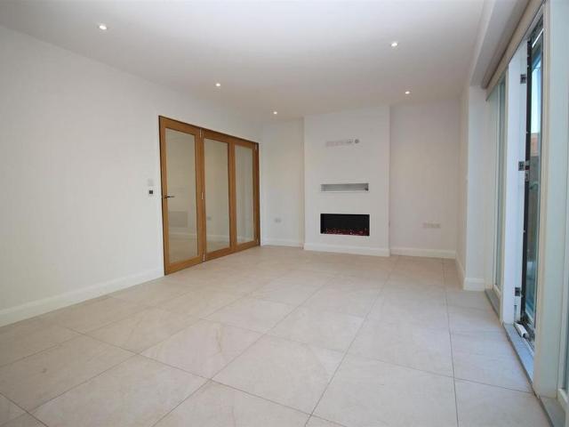 3 bedroom end of terrace house to rent