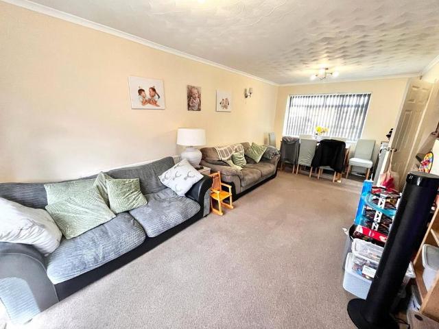3 bedroom end of terrace house to rent
