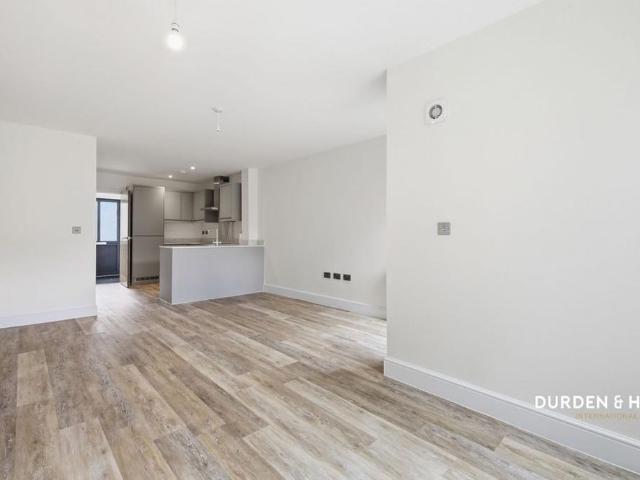3 bedroom end of terrace house to rent