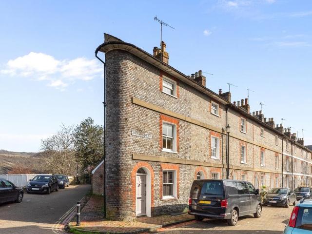3 bedroom end of terrace house to rent
