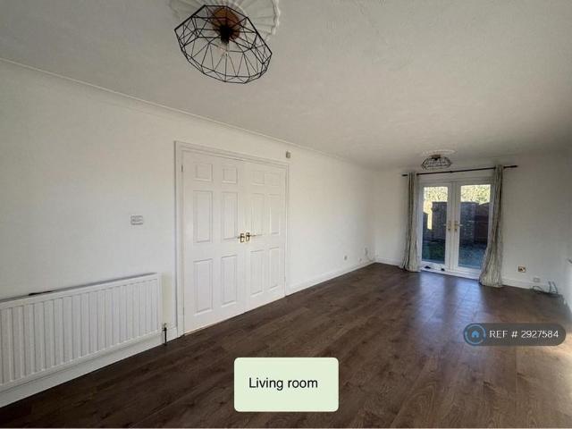 3 bedroom end of terrace house to rent