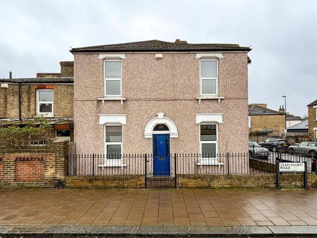 3 bedroom end of terrace house to rent
