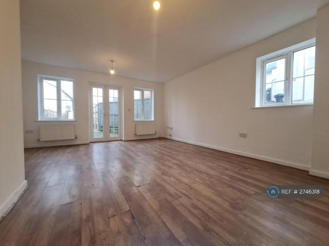 3 bedroom end of terrace house to rent