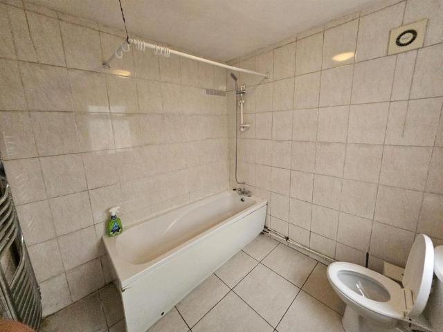 3 bedroom end of terrace house to rent