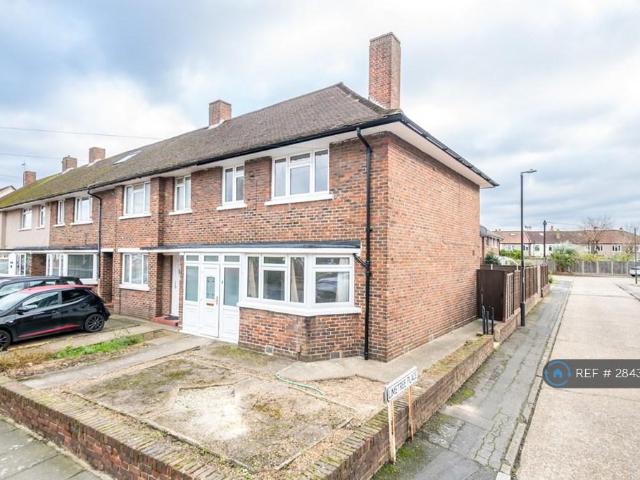 3 bedroom end of terrace house to rent