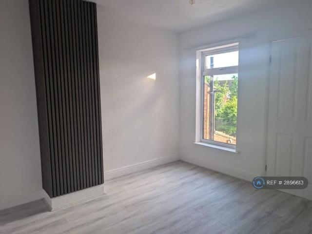 3 bedroom end of terrace house to rent