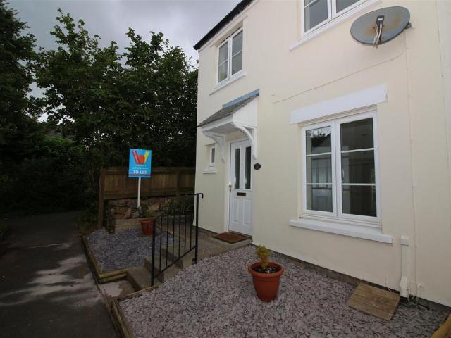 3 bedroom end of terrace house to rent