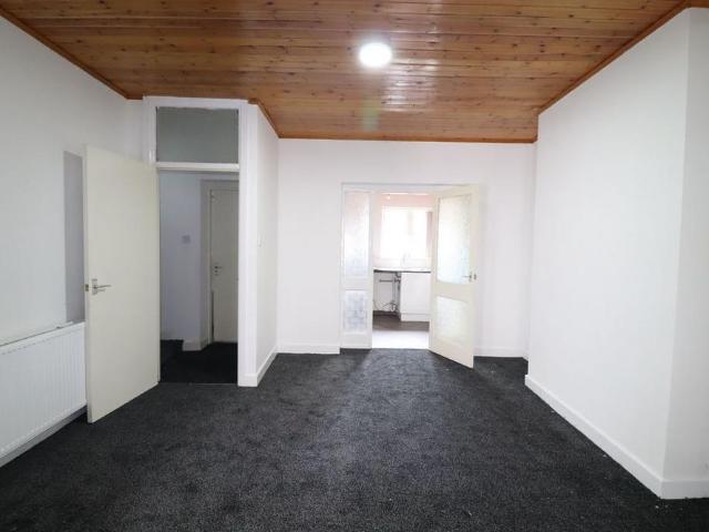 3 bedroom end of terrace house to rent