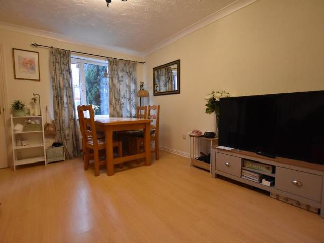 3 bedroom end of terrace house to rent