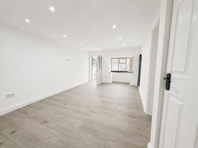 3 bedroom end of terrace house to rent