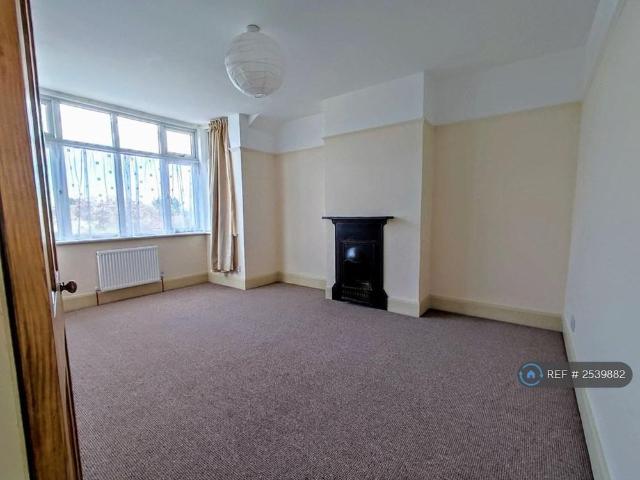 3 bedroom end of terrace house to rent