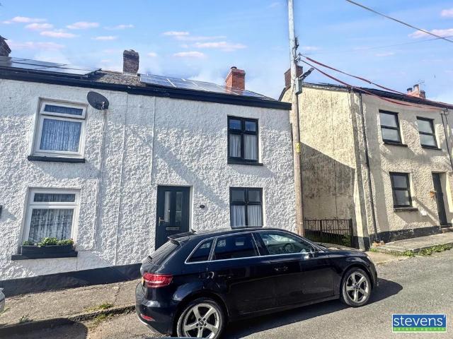 3 bedroom end of terrace house to rent