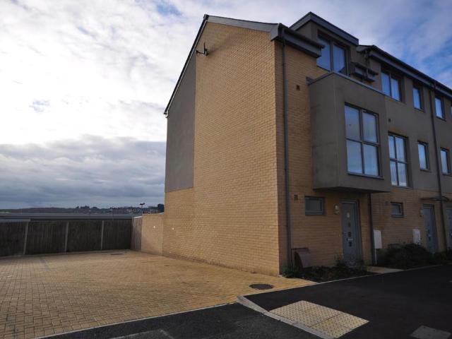 3 bedroom end of terrace house to rent