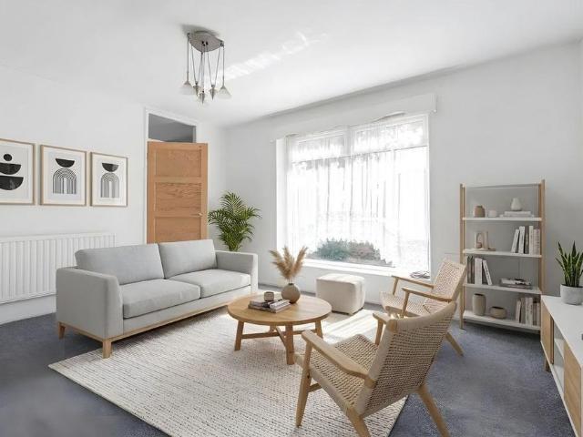 3 bedroom end of terrace house to rent