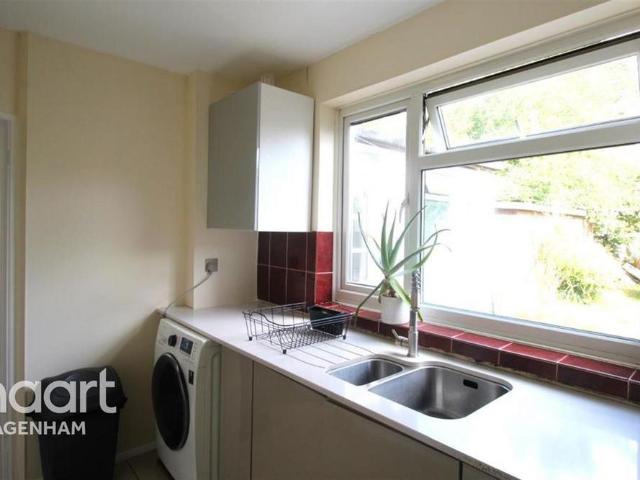 3 bedroom end of terrace house to rent