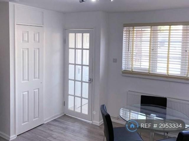 3 bedroom end of terrace house to rent
