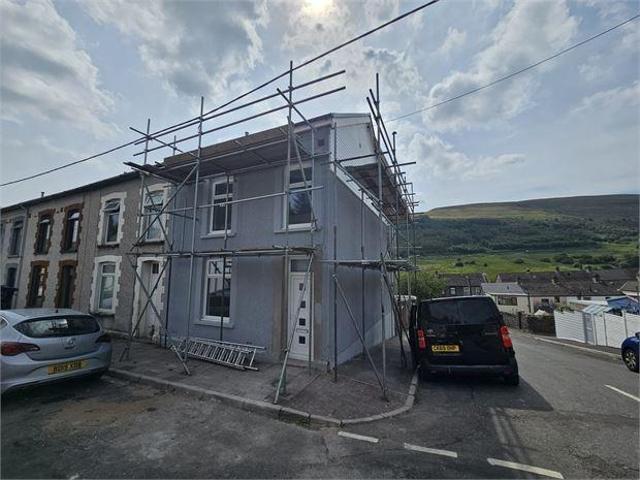 3 bedroom end of terrace house to rent