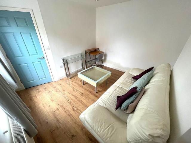 3 bedroom end of terrace house to rent