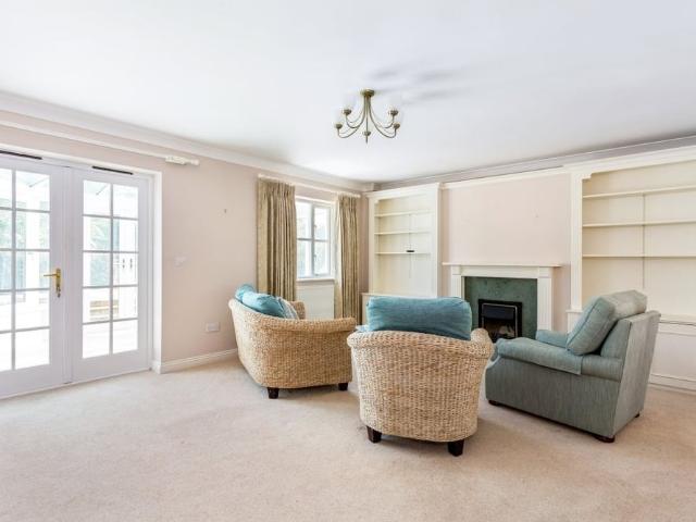 3 bedroom end of terrace house to rent
