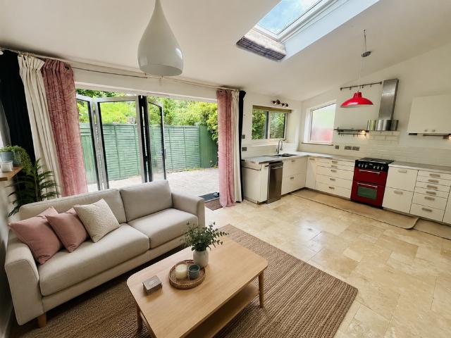 3 bedroom end of terrace house to rent