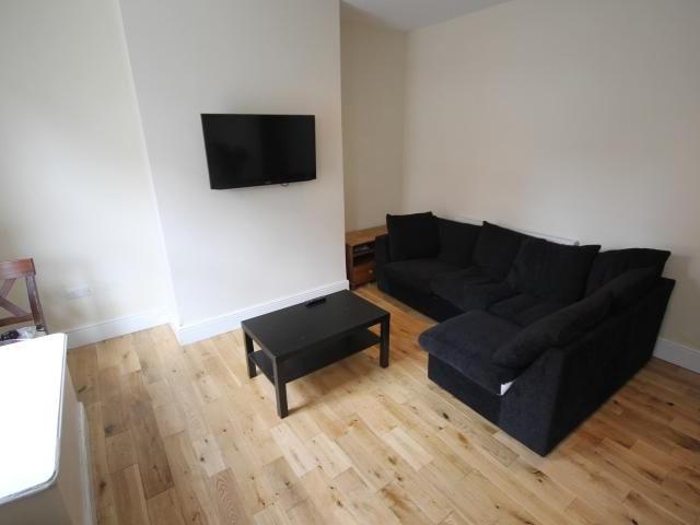 3 bedroom end of terrace house to rent
