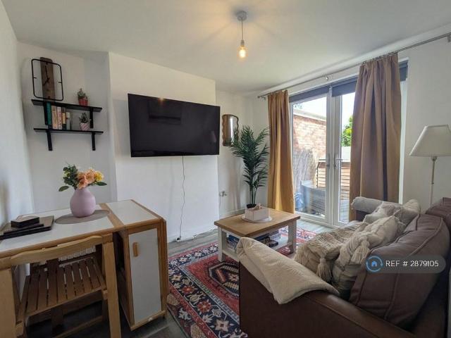 3 bedroom end of terrace house to rent