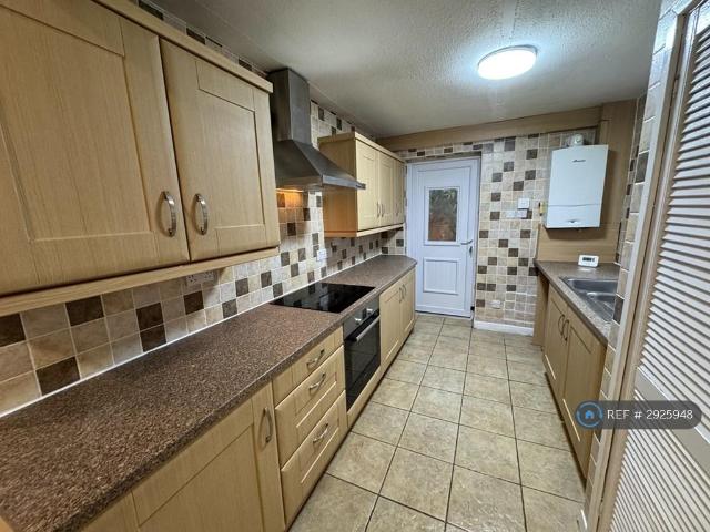 3 bedroom end of terrace house to rent