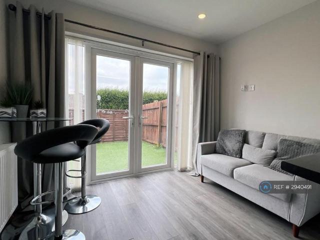 3 bedroom end of terrace house to rent