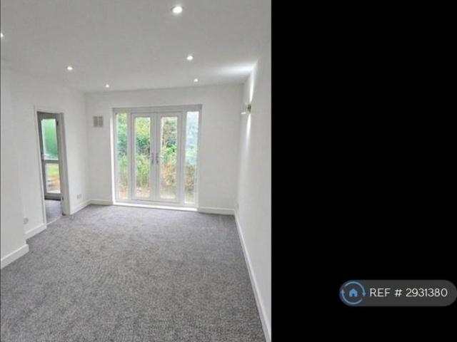 3 bedroom end of terrace house to rent