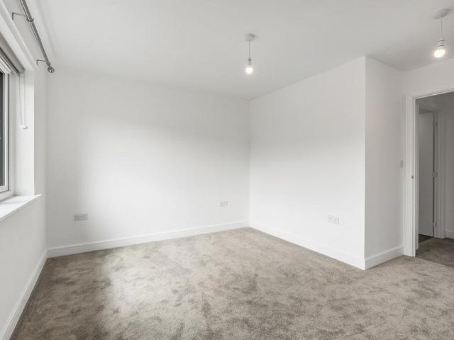 3 bedroom end of terrace house to rent