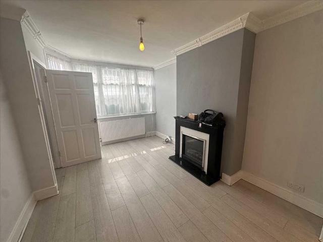 3 bedroom end of terrace house to rent