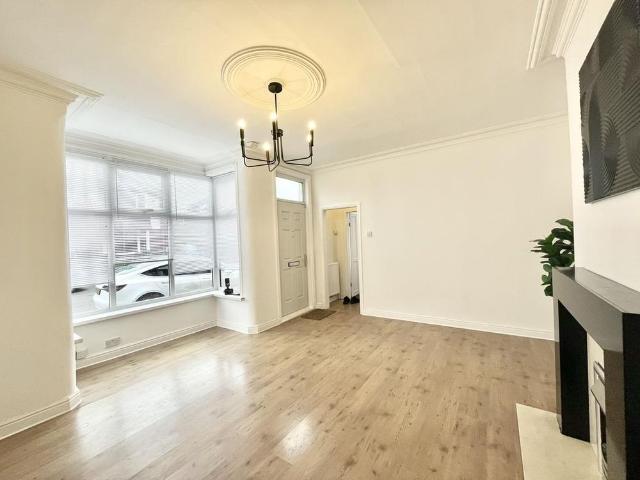 3 bedroom end of terrace house to rent