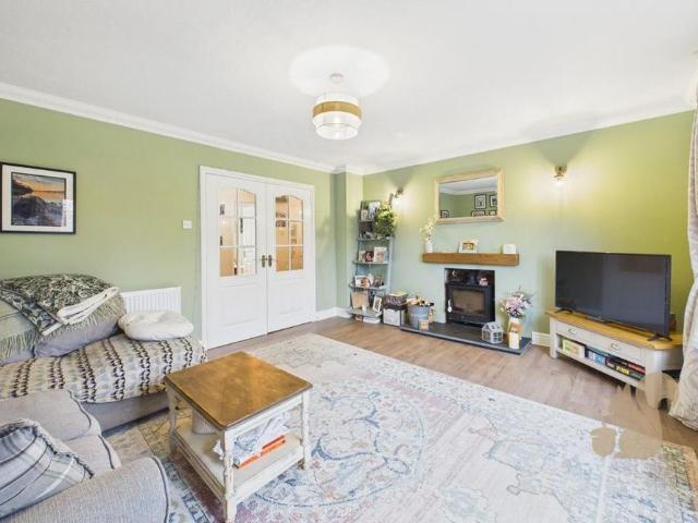 3 bedroom end of terrace house to rent