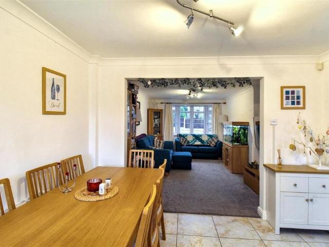 3 bedroom end of terrace house to rent