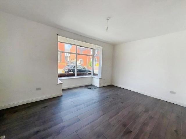 3 bedroom end of terrace house to rent