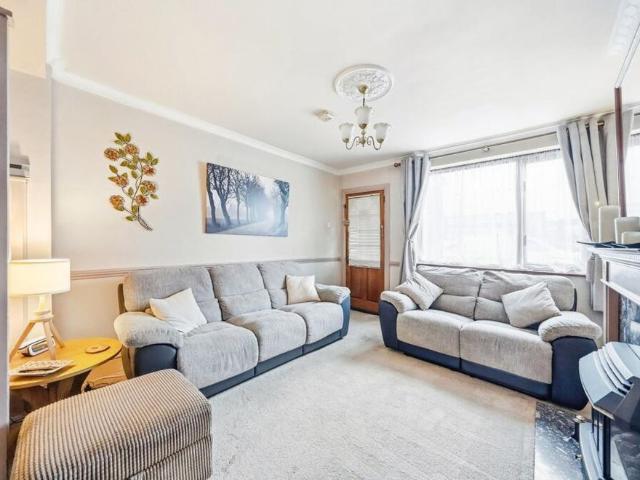 3 bedroom end of terrace house to rent