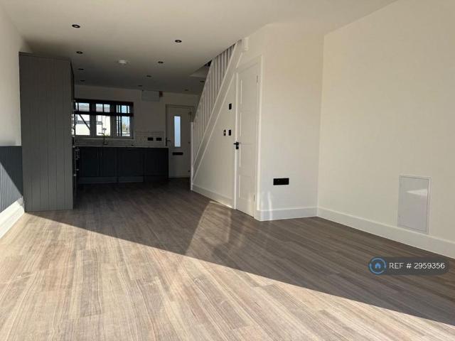 3 bedroom end of terrace house to rent
